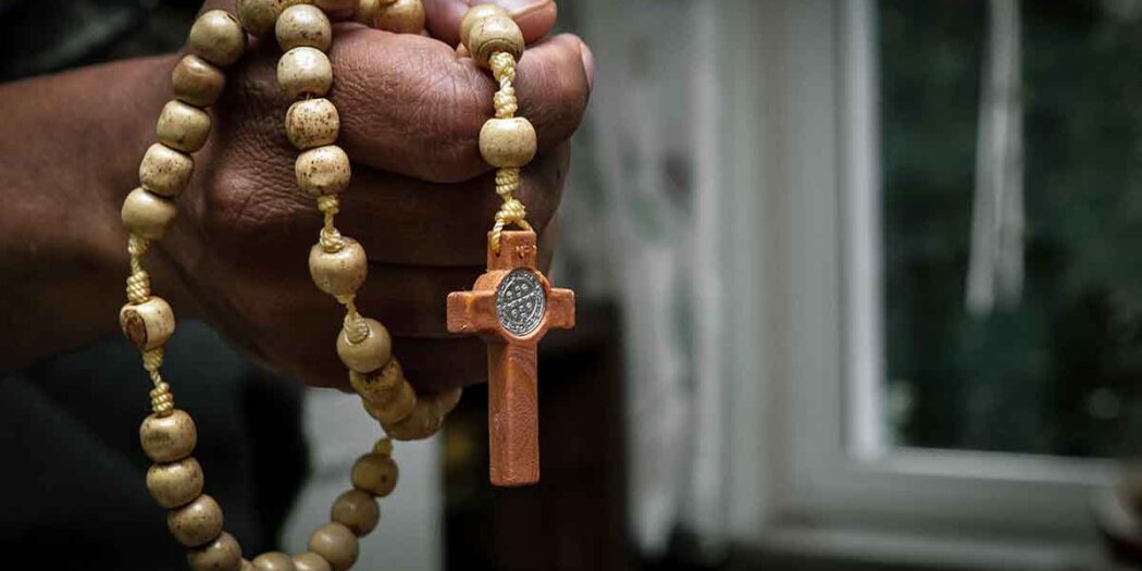 Santo Rosário completo passo a passo, aprenda como rezar