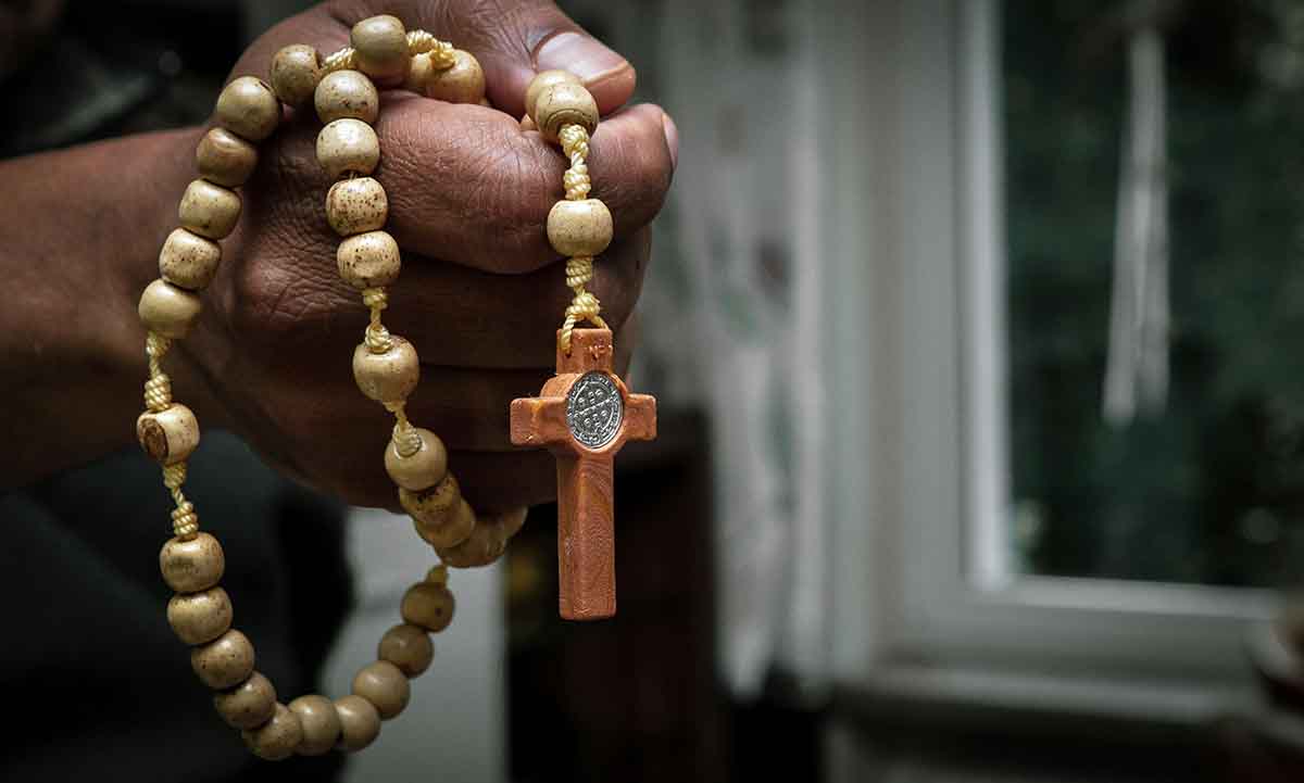 Santo Rosário completo passo a passo, aprenda como rezar