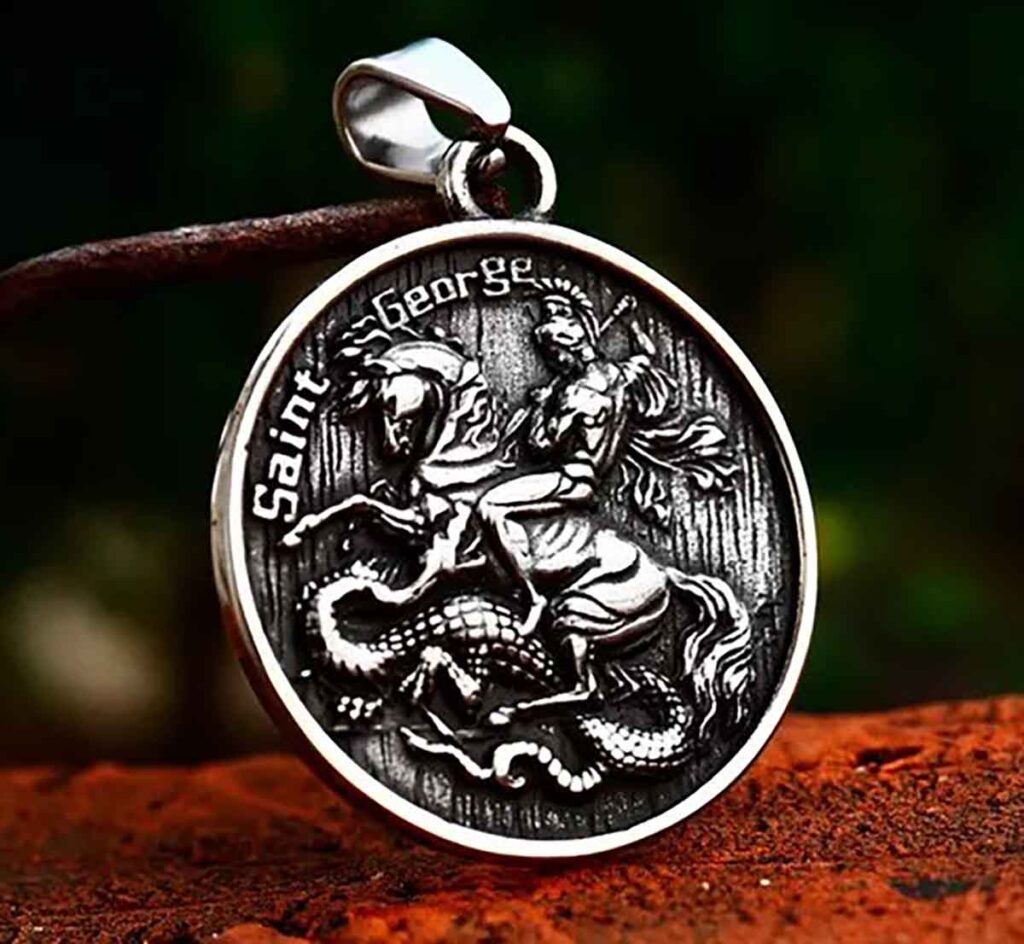 Medalhão de São Jorge, saiba o significado para o devoto católico