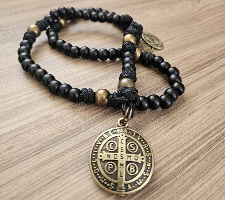 Terço de São Bento: Aprenda rezar o santo terço completo