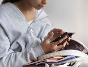 Por que banir celulares nas escolas é crucial para os jovens?